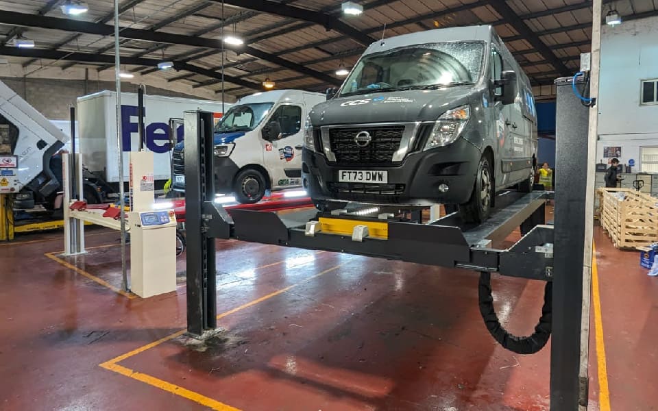 Installation of new 4-post commercial lifts at FedEx’s Maidstone depot